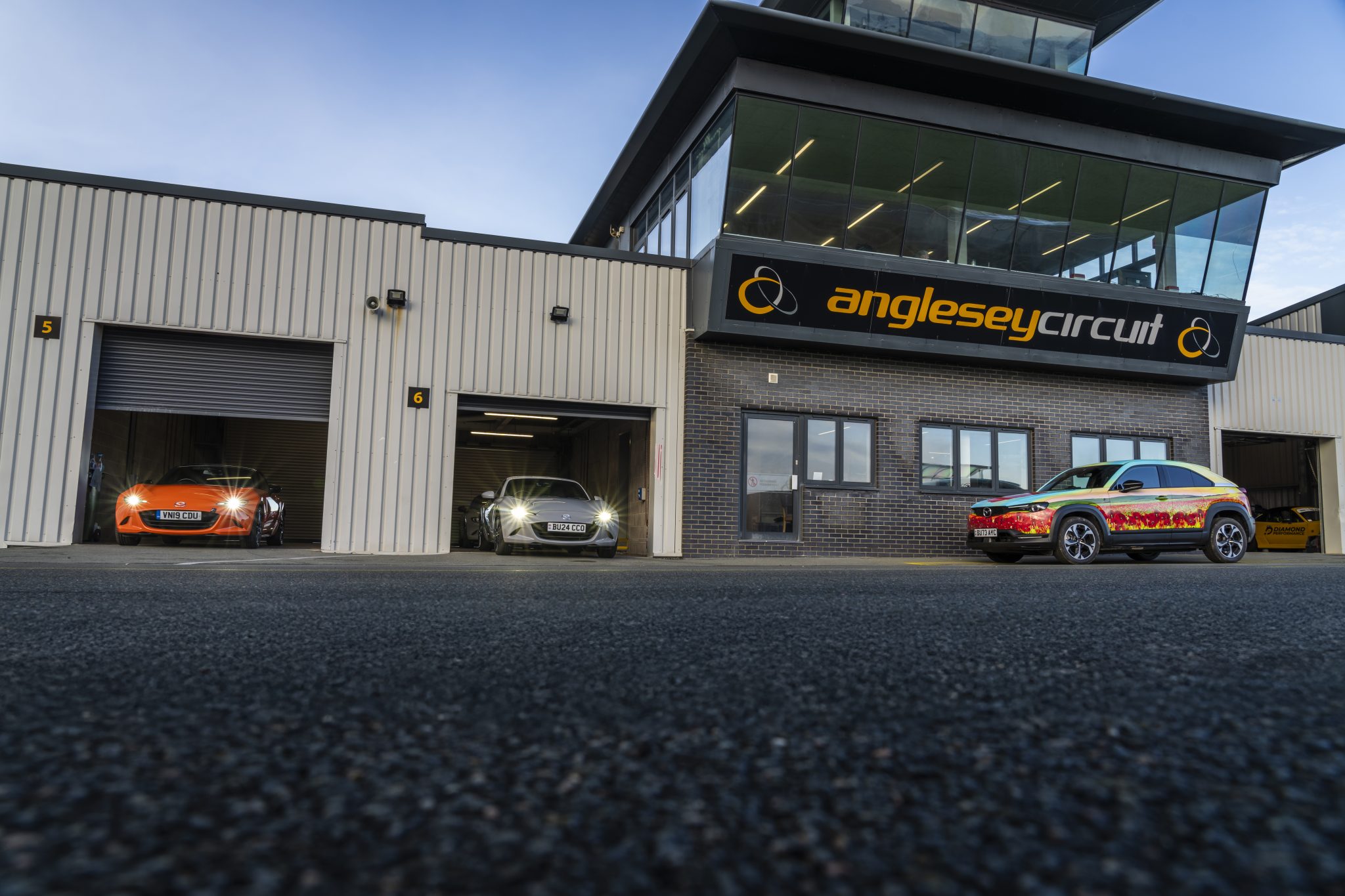 Mazda MX-5s take part in the UK’s first ever unlit night-time track day ...