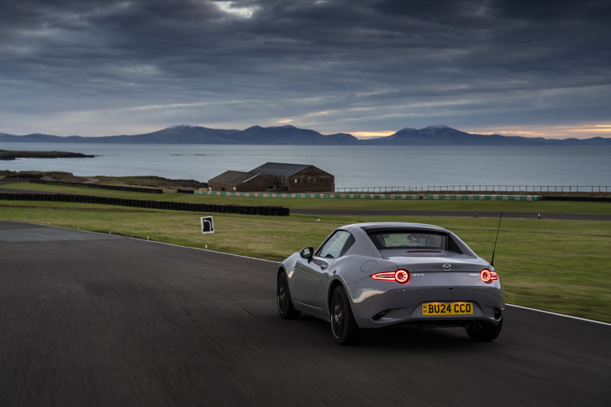 Mazda MX-5s take part in the UK’s first ever unlit night-time track day ...