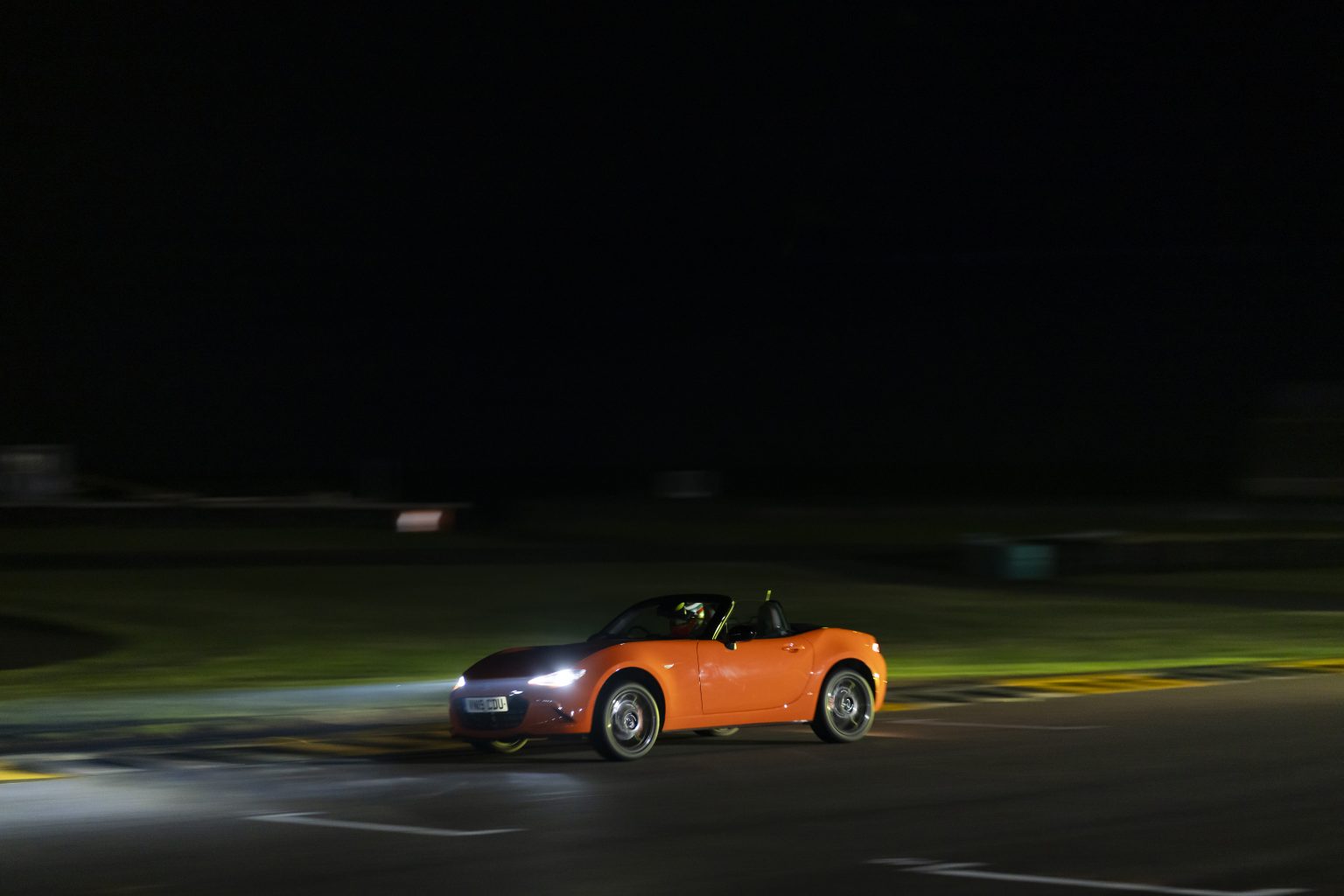 Mazda MX-5s take part in the UK’s first ever unlit night-time track day ...